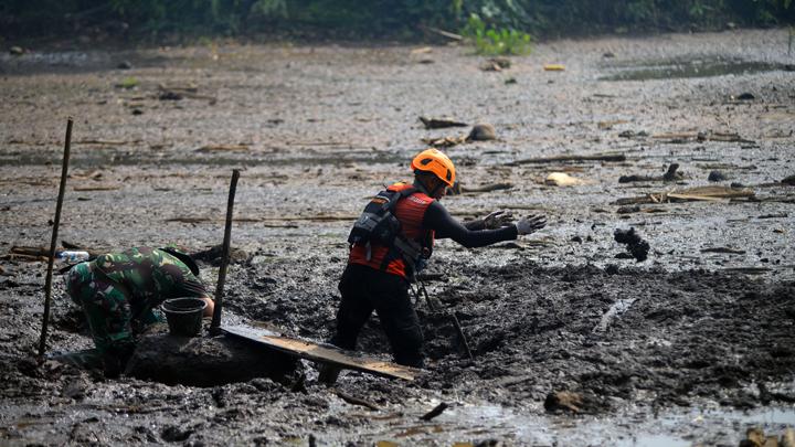 Lava Flood of 3 Meters from North Sulawesi Volcano Closes Main Road in ...