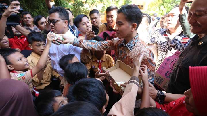 Gibran Rakabuming Raka Kunjungi Khofifah-Emil Menjelang Pilkada 2024 ... Gibran Rakabuming Raka Kunjungi Khofifah-Emil Menjelang Pilkada 2024 ...
