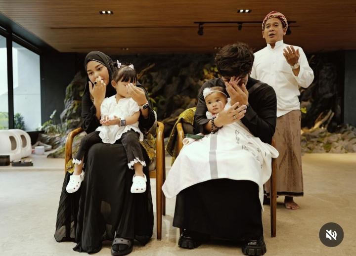 Gaya Kompak Aurel Hermansyah dan Atta Halilintar Berangkat Haji - Cantika.com