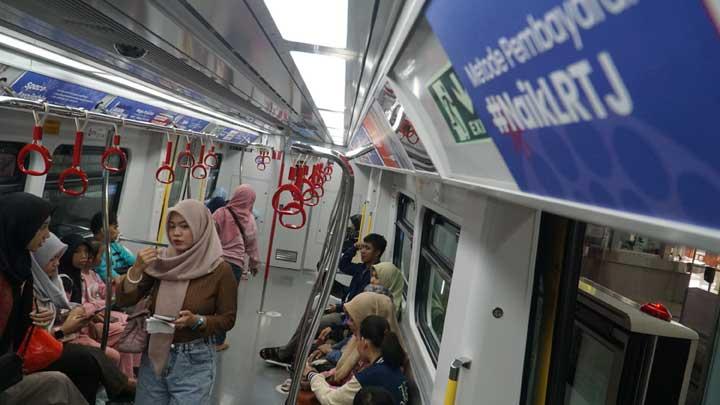 Jakarta Gives Free Public Transport Cards to 15 Groups, Including ...