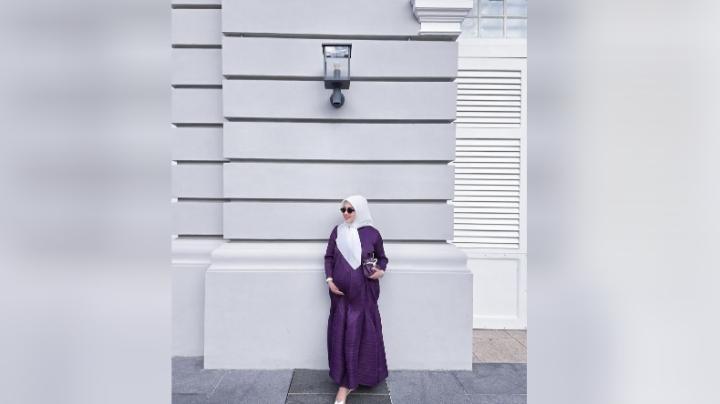 Sambil Menjinjing Tas Miliaran Rupiah, Begini Potret Syahrini Hamil 35 ...