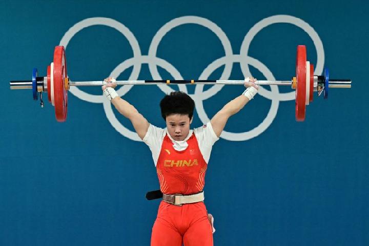 Atlet Angkat Besi China Hou Zhihui Buat Rekor dengan Pertahankan Medali ...