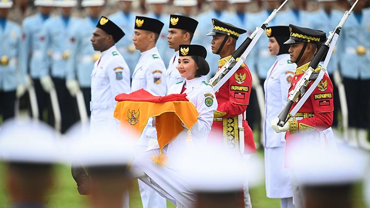 Kenalan dengan Livenia Evelyn Kurniawan, Pembawa Baki Bendera Pusaka di ...
