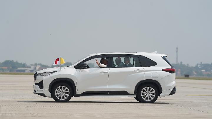 Terkini: Toyota Raize Dan Innova Zenix Viral Usai Ditumpangi Paus ...