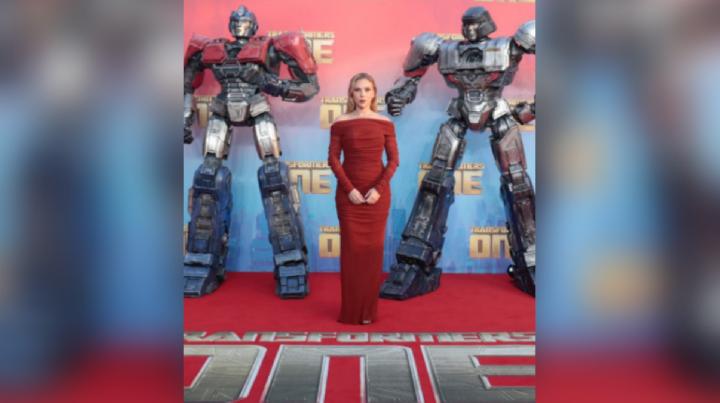 Pesona Merah Scarlett Johansson di Premier Film Transformers One - Cantika.com