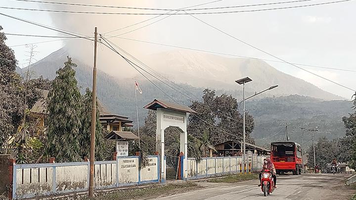 Mount Lewotobi Erupted Six Times Since Early Morning, Glowing Lava ...
