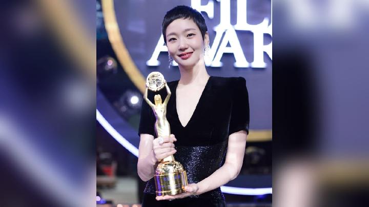 Kim Go Eun Raih Aktris Terbaik Blue Dragon Film Awards 2024, Ini Daftar ...