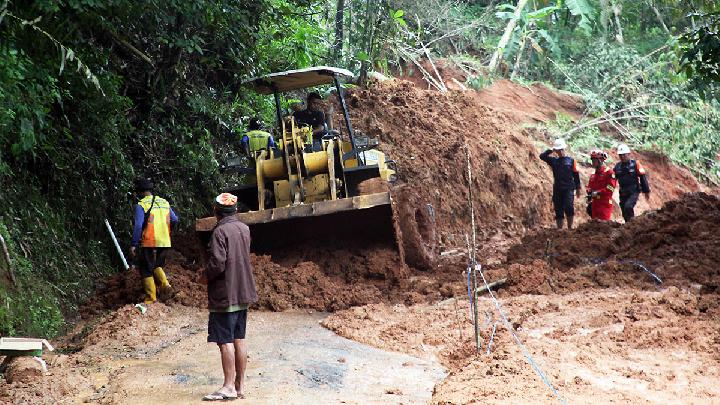 Landslides and Floods Ravage 9 Areas in Sukabumi: One Dead, Seven ...