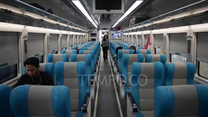 PT KAI Daop 2 Bandung Siapkan 285 Ribu Tiket Kereta Api untuk Natal dan Tahun Baru 2025 | tempo.co