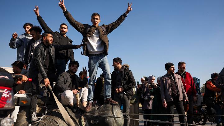 Syrians Damage President Bashar al-Assad's Father Statue - foto En.tempo.co