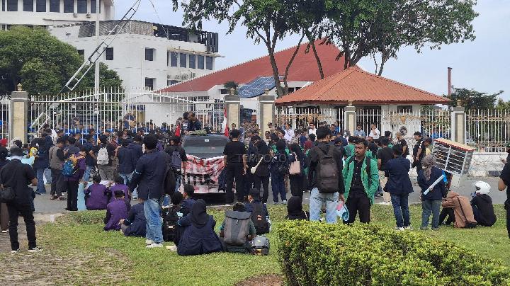 Hundreds of Students Hold Rally in Support of Rempang Residents at BP ...