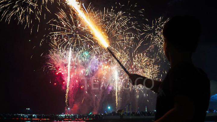 Pesta Kembang Api dan 1000 Drone Light Show pada Malam Puncak Pergantian Tahun di Ancol, Jakarta ...