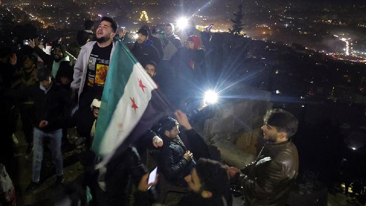 Bendera Baru Suriah Meriahkan Malam Tahun Baru 2025 di Damaskus | tempo.co