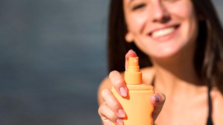 7 Merek Sunscreen Semprot untuk Wajah yang Tahan Lama Tanpa Merusak ...