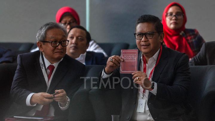Hasto Kristiyanto Accompanied by Attorney Maqdir Ismail During ...