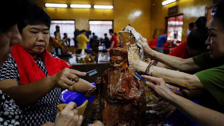 Cleaning Statues Of Gods Ahead Lunar New Years - foto En.tempo.co