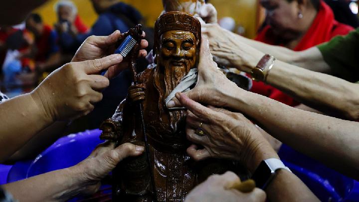 Cleaning Statues Of Gods Ahead Lunar New Years - foto En.tempo.co