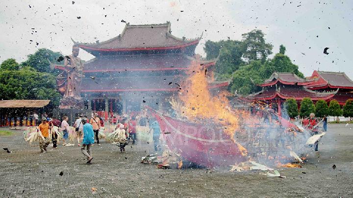 Ci Swak Ritual during Cap Go Meh Celebration in Sam Poo Kong Temple ...