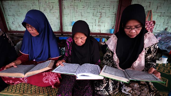 Elderly Muslims Participating in The Elderly Ramadan Islamic Boarding ...