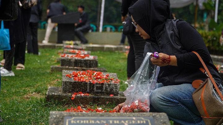 Flower Scattering Ceremony to Commemorate the May 1998 Tragedy - foto ...