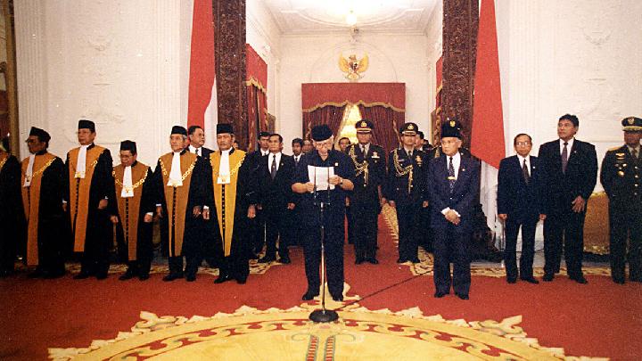 Melihat Kembali Detik-detik Soeharto Mundur pada 21 Mei 1998 | tempo.co