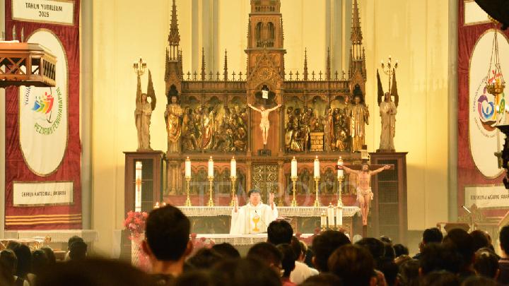 Misa Peringatan Hari Kenaikan Isa Almasih di Gereja Katedral Jakarta | tempo.co