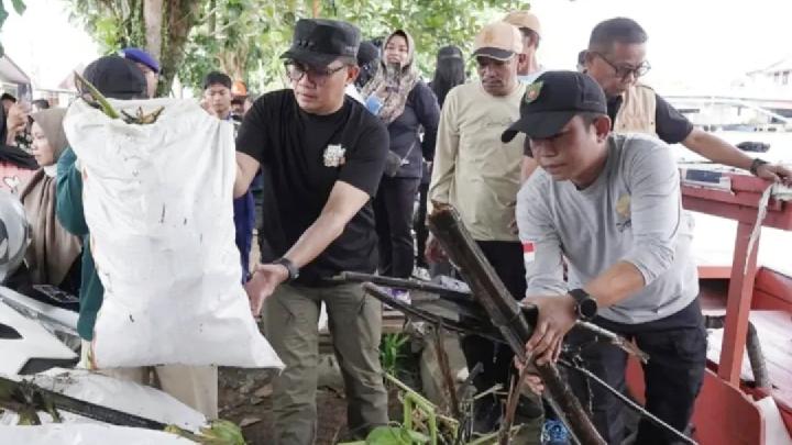 Andi Harun Pimpin Aksi Bersihkan Sungai Karang Mumus | tempo.co
