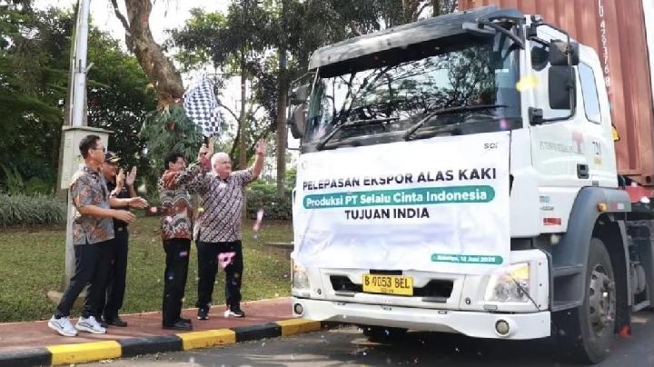 Selalu Cinta Indonesia Ekspor Satu Kontainer Alas Kaki ke India | tempo.co