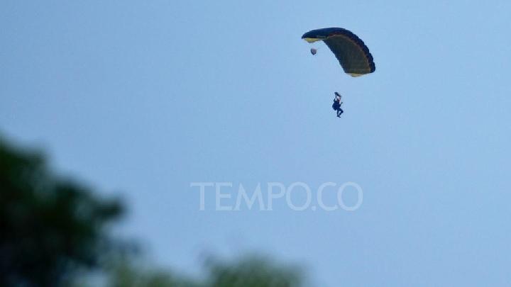 Latihan Terjun Payung Menjelang HUT Polri ke-79 | tempo.co
