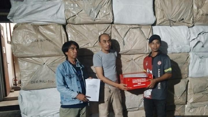 Kemensos Beri Bantuan Korban Banjir Rob di Jakarta Utara | tempo.co