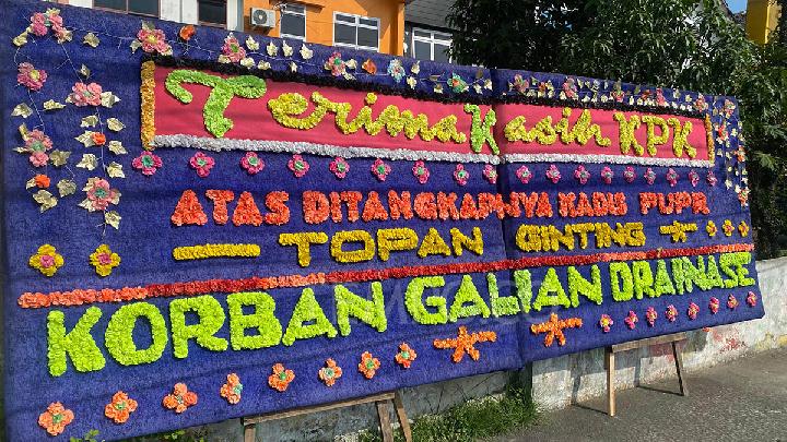 Karangan Bunga Warga Medan Usai OTT Kadis PUPR Sumut: Terima Kasih KPK ...
