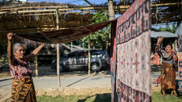 Seeing the Traditional Village That Produces Sumba Ikat Woven Fabric ...