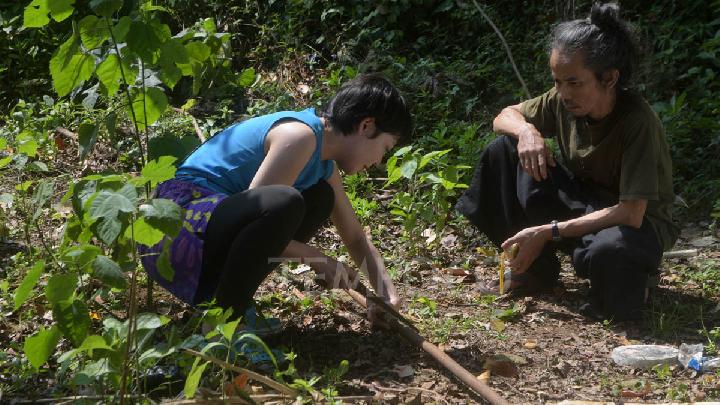 Natsumi Ito, Seniman Jepang yang Belajar Membuat Kertas Daluang | tempo.co