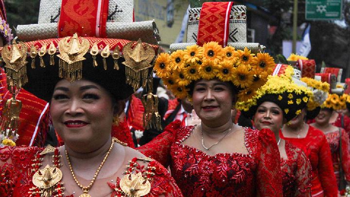 Vibrant Celebration of the Fruit and Flower Festival in Karo - foto En ...