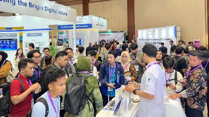 Robot dan Produk AI Sedot Perhatian di Pameran Transformasi Digital ...