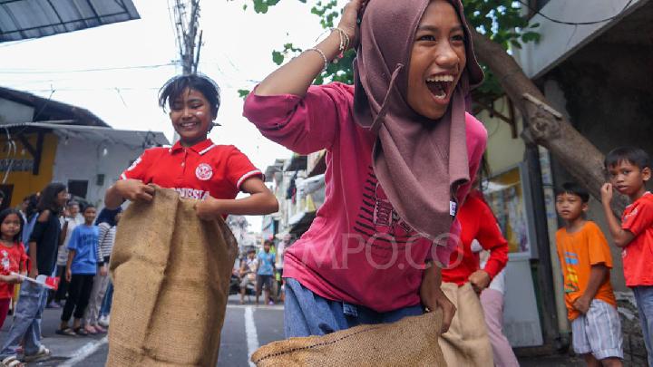 Masyarakat Pamerkan Baju Adat Nusantara di HUT ke-80 RI di Istana | tempo.co