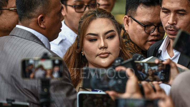 KPK Periksa Lisa Mariana, Pintu Masuk Panggil Ridwan Kamil? | tempo.co