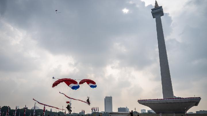 Atraksi Terjun Payung Meriahkan Merdeka Run 8.0 K 2025 | tempo.co