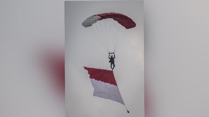 Atraksi Terjun Payung Meriahkan Merdeka Run 8.0 K 2025 | tempo.co