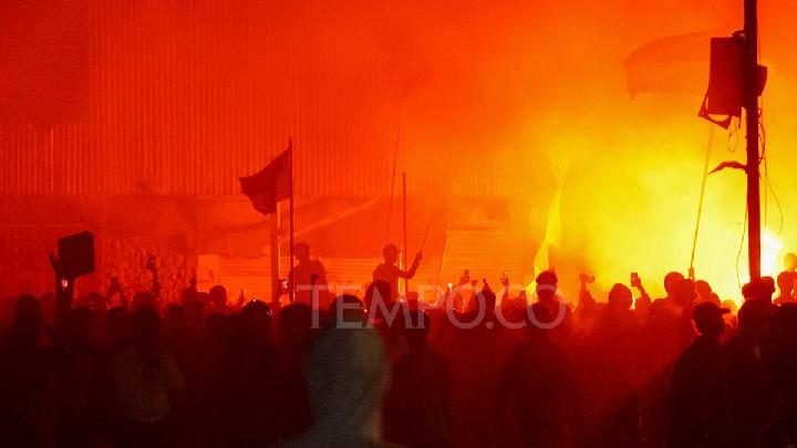 Halte Senen Sentral Dibakar | tempo.co