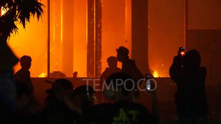Halte Senen Sentral Dibakar | tempo.co