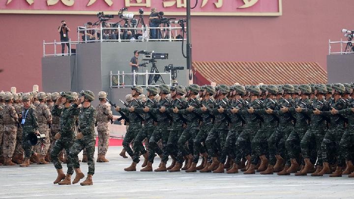 Parade Militer Cina Unjuk Senjata Baru, dari Rudal Ying Ji sampai Robot ...