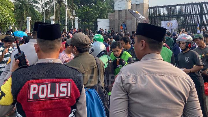Polisi Kenakan Peci Saat Amankan Demo 17+8 di Gedung DPR | tempo.co