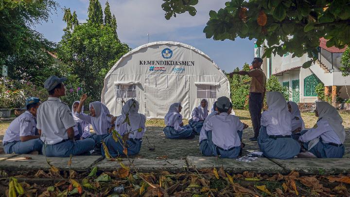 Atap Sekolah Roboh, Siswa SMKN 1 Cileungsi Belajar di Tenda Darurat | tempo.co