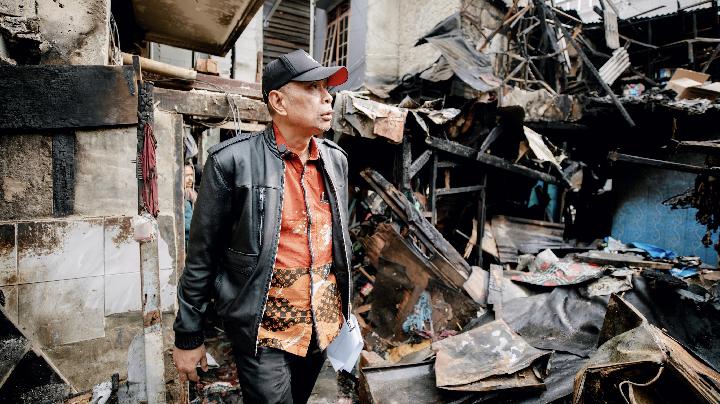 Kebakaran di Pasar Senen, Wamensos Agus Jabo Serahkan Bantuan ke Korban ...