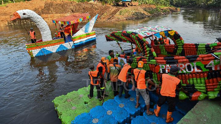 Perahu dari Botol Bekas Menjelang Festival Cinta Lingkungan | tempo.co
