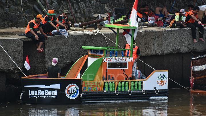 Perahu dari Botol Bekas Menjelang Festival Cinta Lingkungan | tempo.co