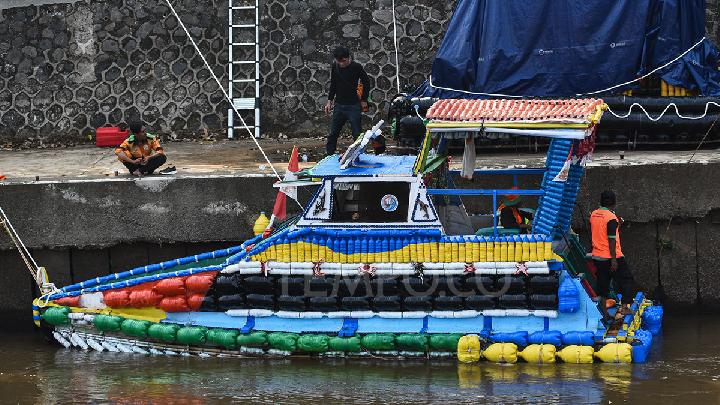 Perahu dari Botol Bekas Menjelang Festival Cinta Lingkungan | tempo.co