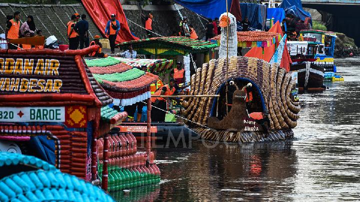 Perahu dari Botol Bekas Menjelang Festival Cinta Lingkungan | tempo.co