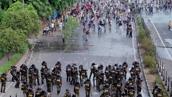 26 Tahun Tragedi Semanggi II: Gas Air Mata dan Peluru AparatBungkam ...